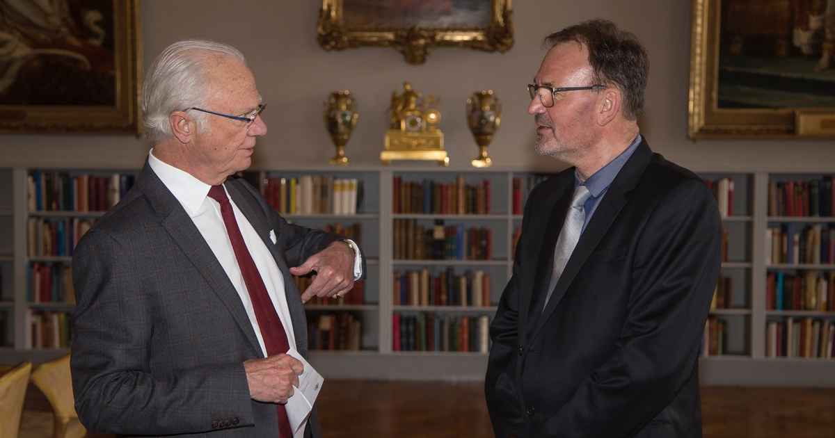 Prof. André de Roos presents his work for Swedish King Carl XVI Gustaf ...